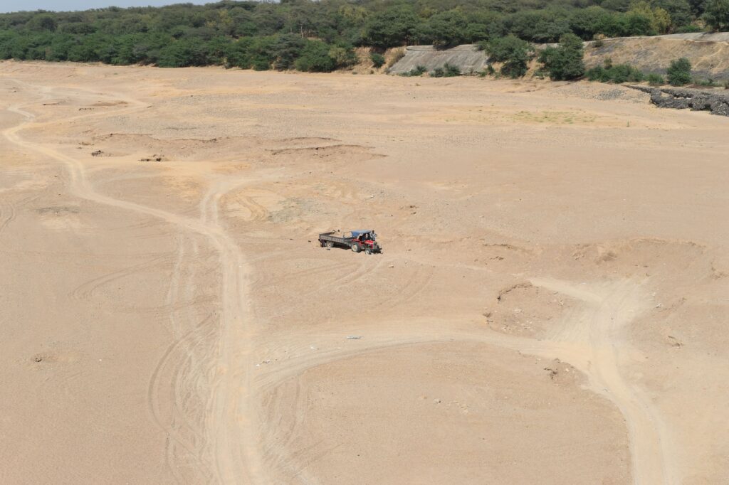 Viewfinder: Workers Excavate Sand From a Riverbed in India