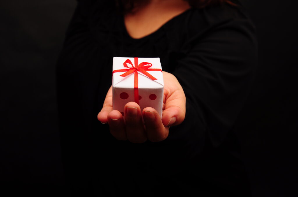 What's the Correct Way to Give Gifts?